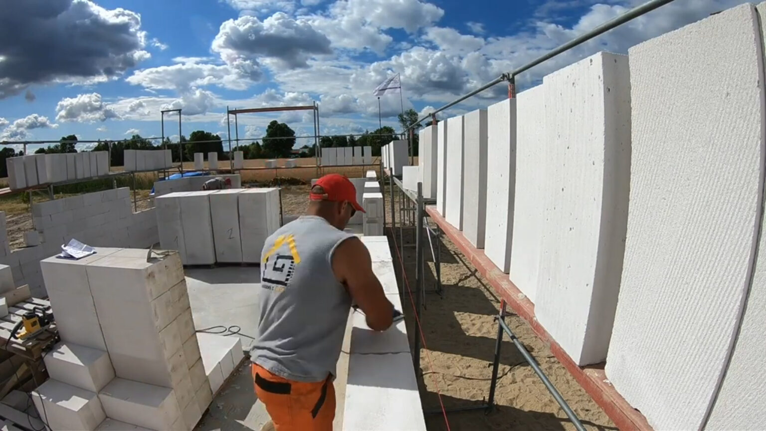 Jak poprawnie kleić gazobeton – Budowa domu 2025 | Zbuduj sam dom