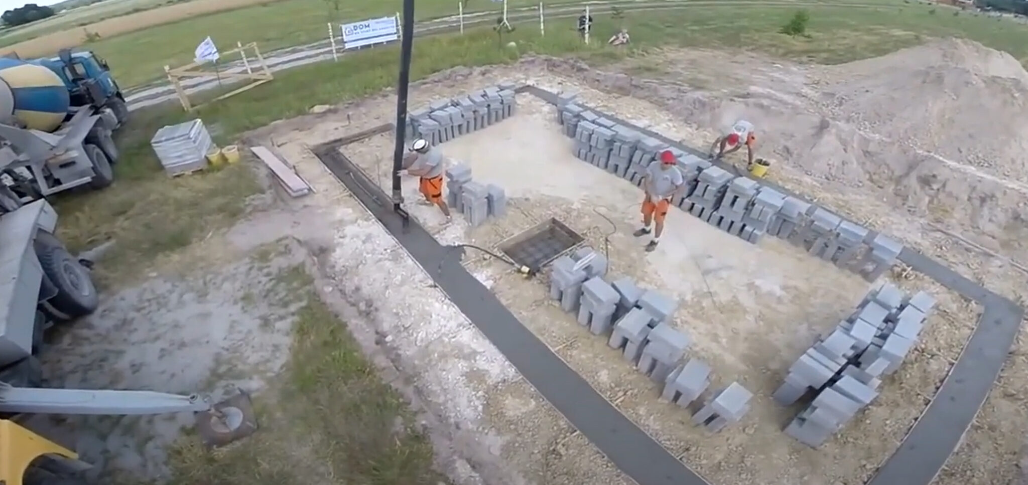 Zalewanie betonem ławy fundamentowej – jak wykonać fundamenty pod budowę domu w 2025 roku ...